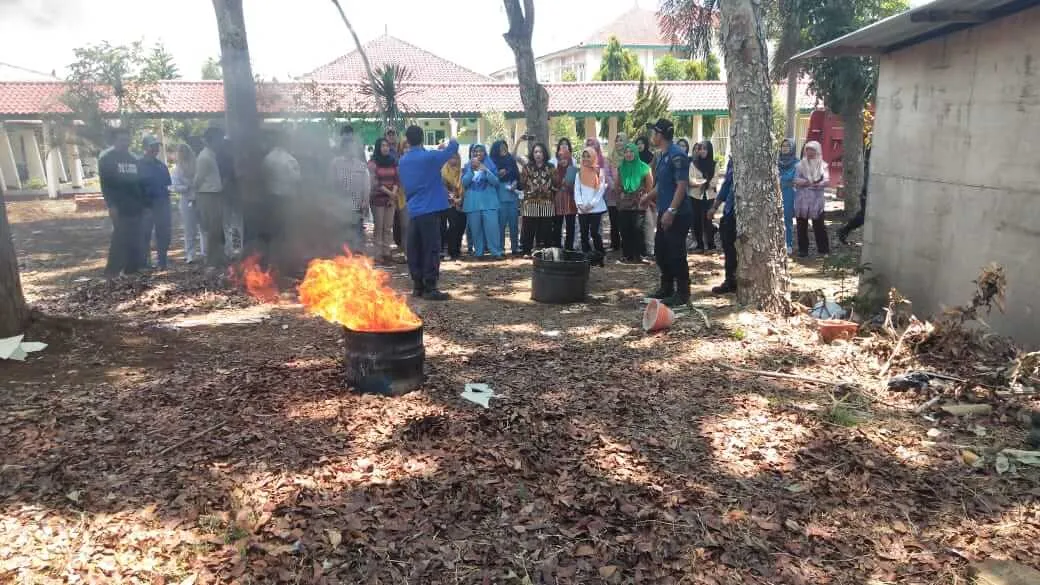 Sosialisasi APAR (Alat Pemadam Api Ringan) dan LB3 (Limbah Bahan ...