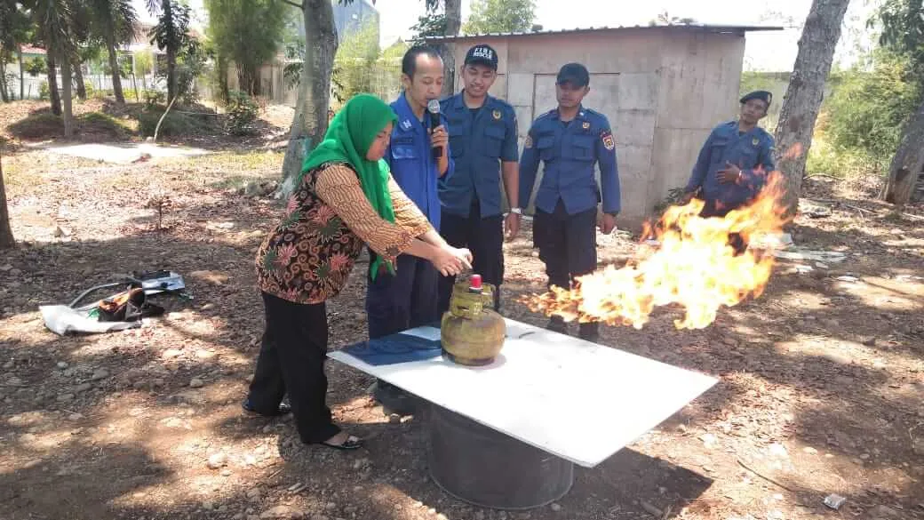 Sosialisasi APAR (Alat Pemadam Api Ringan) dan LB3 (Limbah Bahan ...